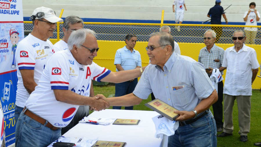 La historia del mundialista de México 70 que jugó béisbol | Noticias de ...