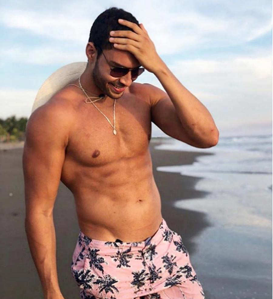 12 imágenes de Carlos Arias el soltero que enciende las redes con su ...