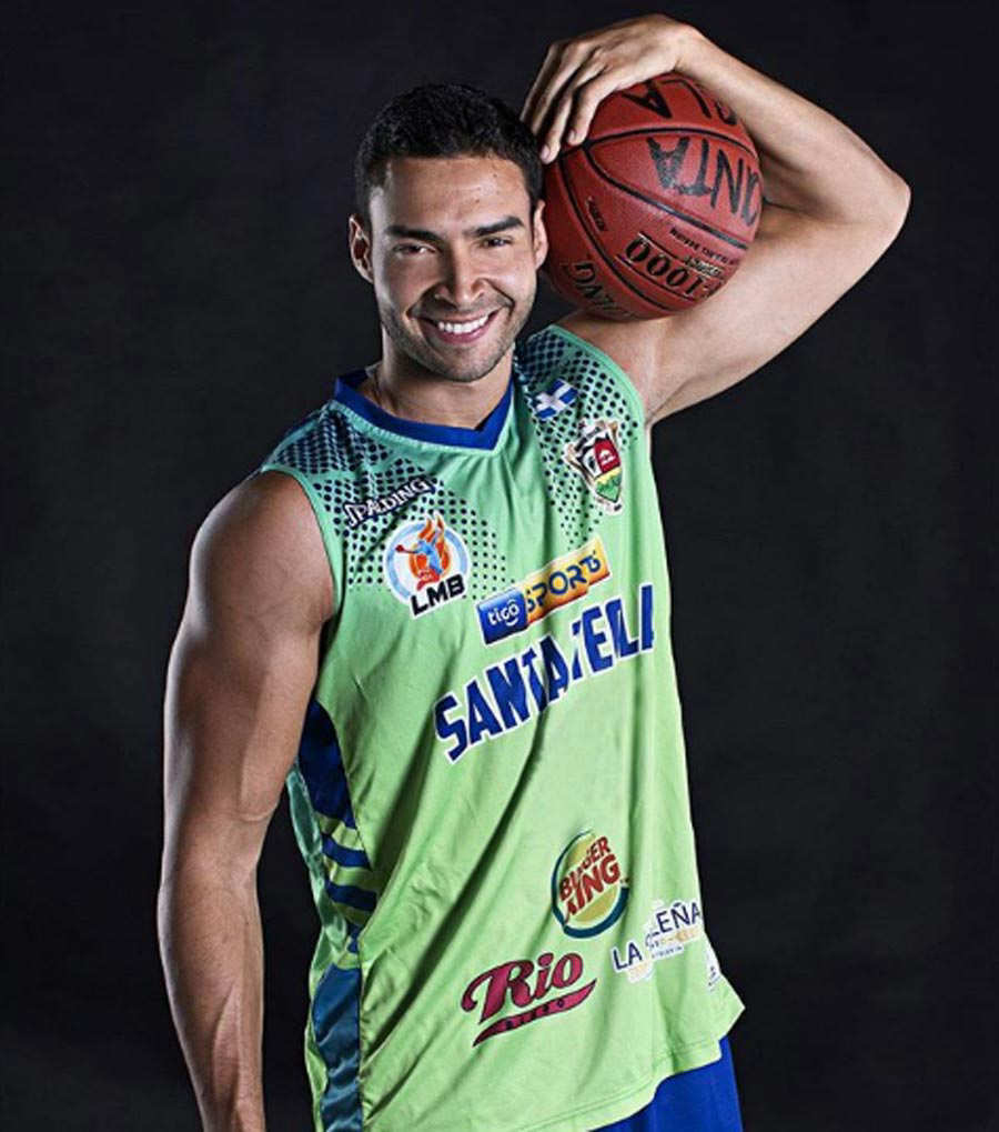 12 imágenes de Carlos Arias el soltero que enciende las redes con su ...