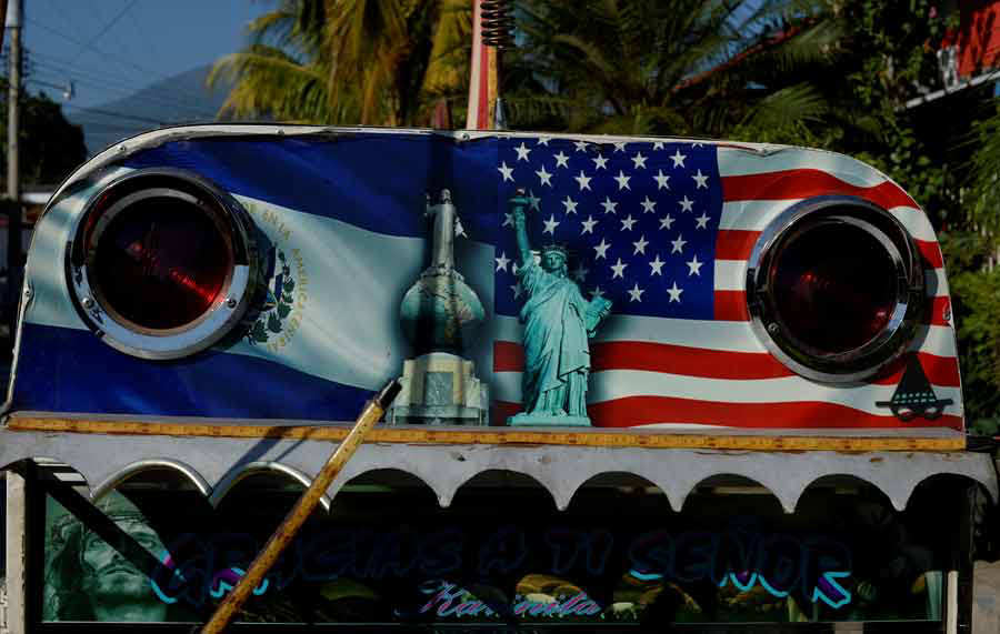 El “busito alegre” construido por una pareja de esposos es la sensación ...