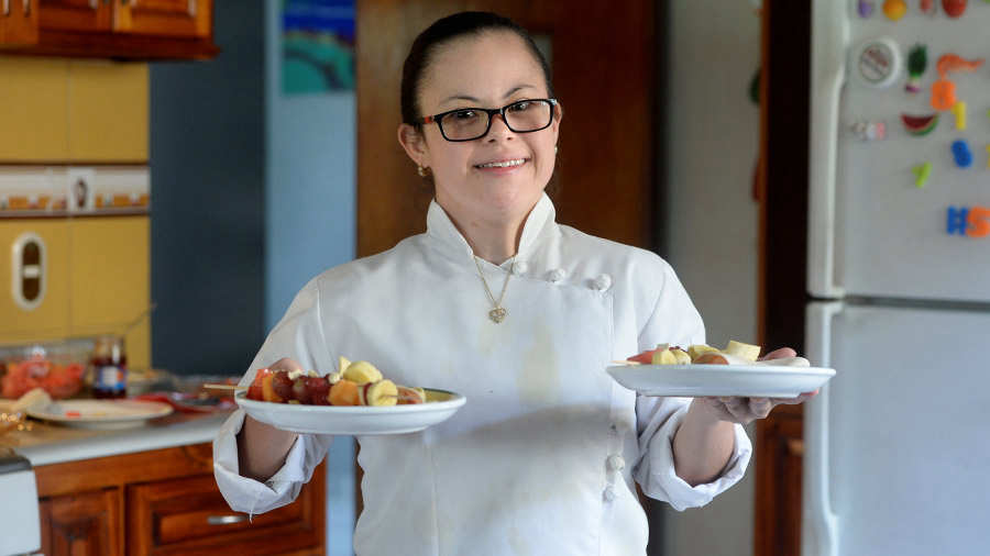 La admirable vida de Manuela, la joven con Síndrome Down que es chef y ...