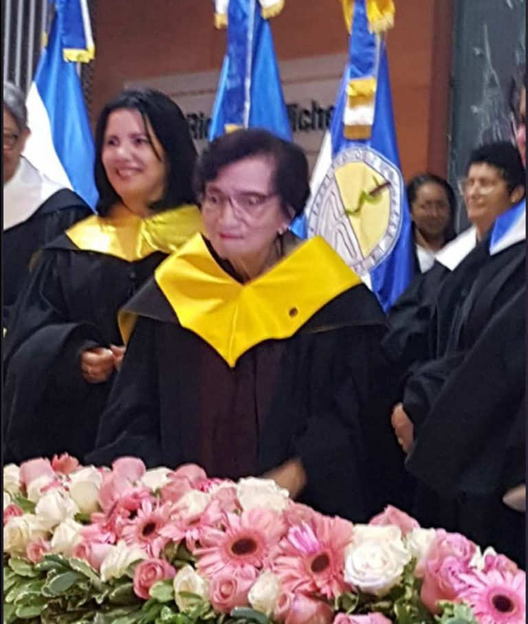 A sus 96 años, la doctora María Isabel Rodríguez recibe otro “Honoris ...