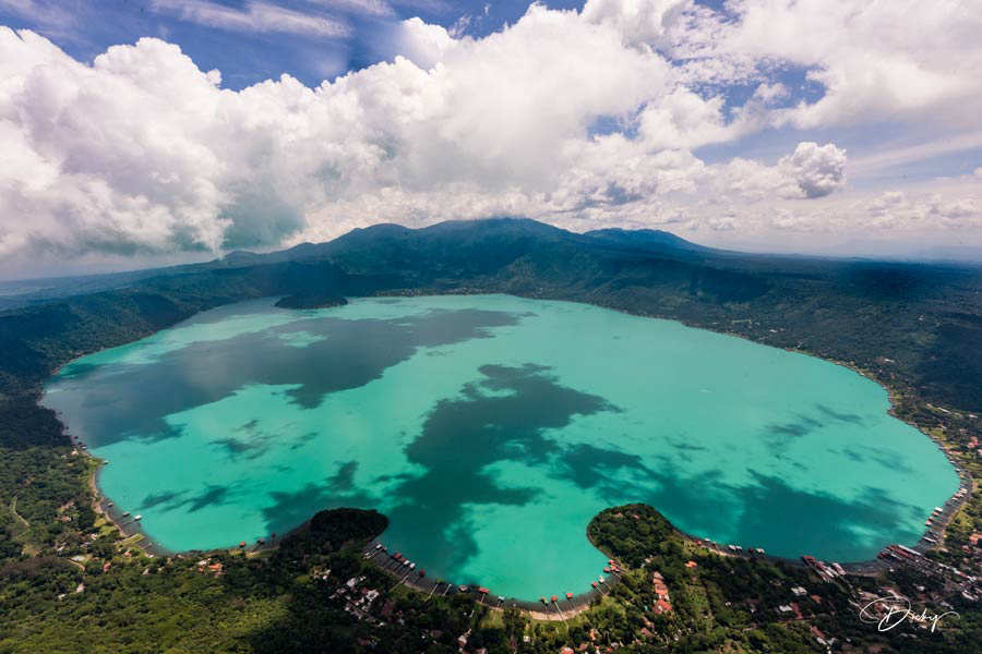 Imágenes aéreas del lago Coatepeque en color turquesa | Noticias de El ...