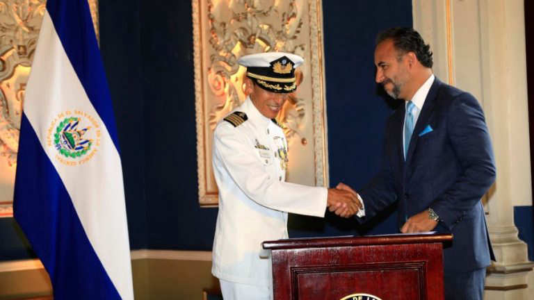 VIDEO: Militares borran nombre del coronel Domingo Monterrosa de la ...