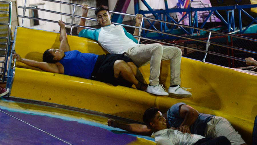 Así disfrutan los salvadoreños la aventura de subirse al Tagadá en los ...