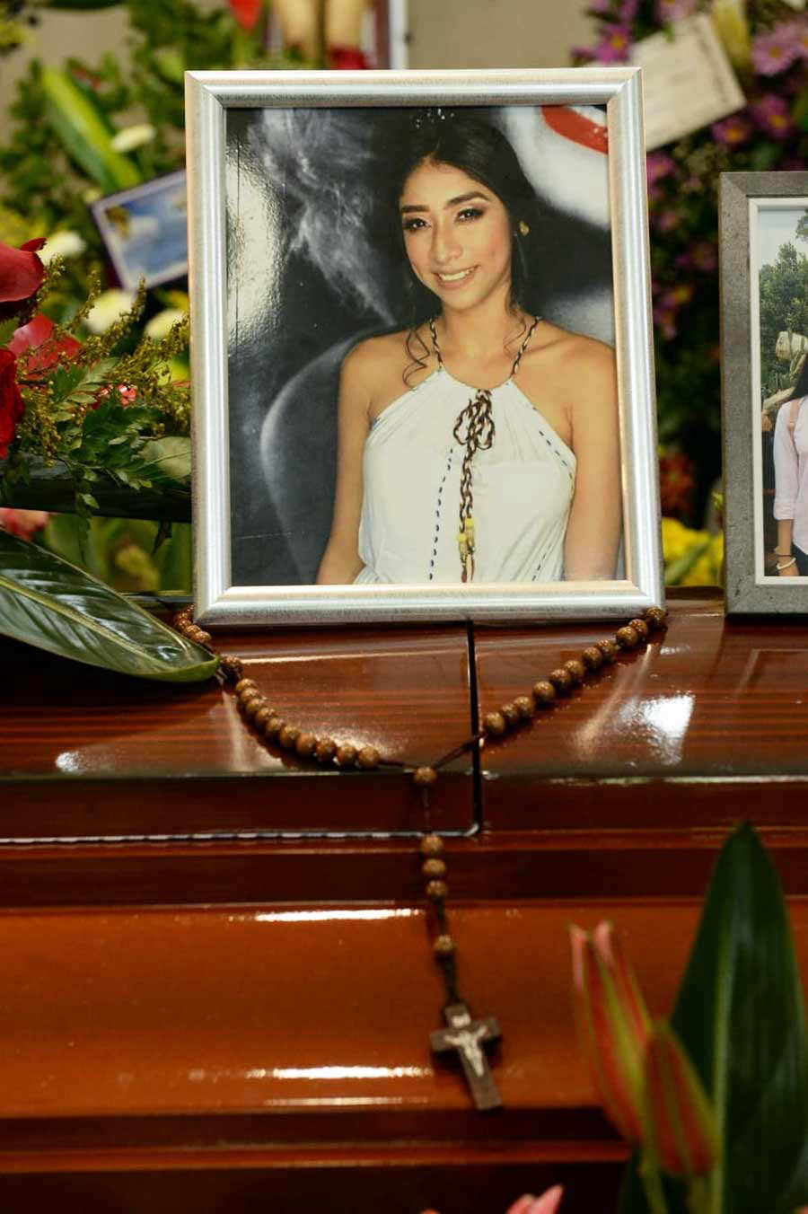 Tristeza e indignación en la vela de Yensi Calderón, estudiante de la ...