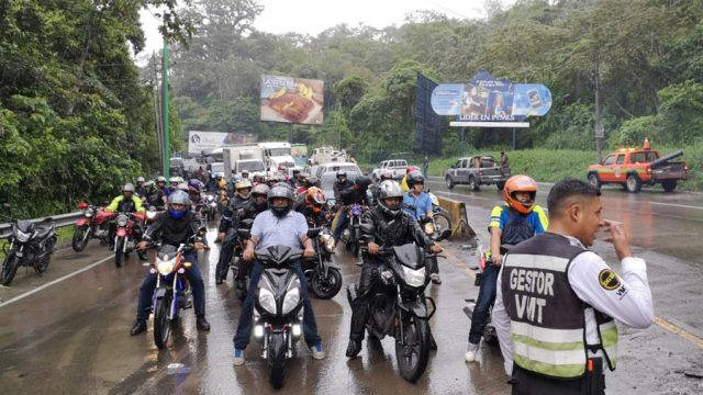 Rastra Choca Contra Separador Y Causa Múltiple Accidente En Carretera
