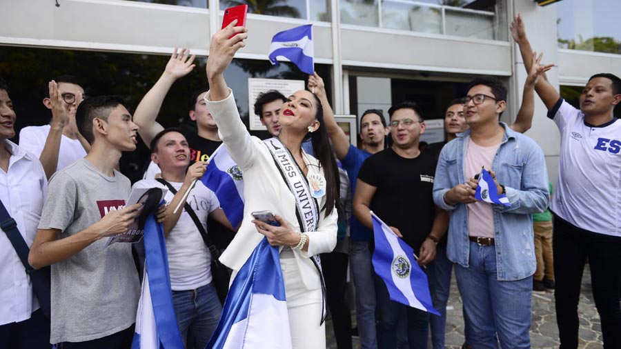 La emotiva despedida que los salvadoreños dieron a Zuleika Soler rumbo ...