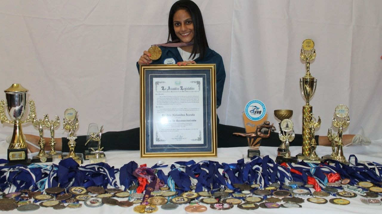 Conoce a Beatriz Acosta, la reina de la gimnasia rítmica salvadoreña ...