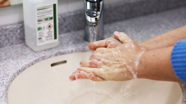 ¿Manos irritadas por el uso excesivo de alcohol gel? Un especialista te ...