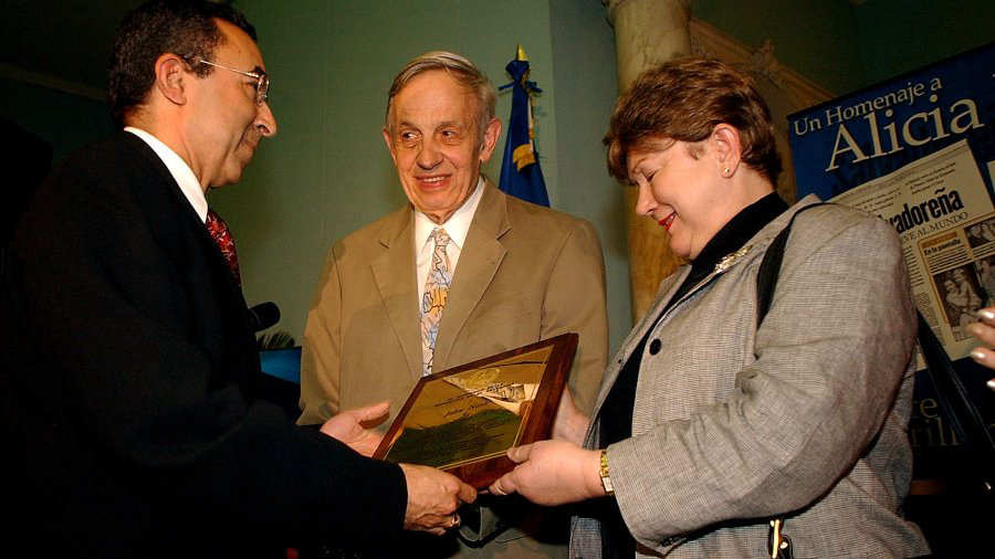 Hace 18 años, la salvadoreña Alicia Lardé y su esposo John Nash ...