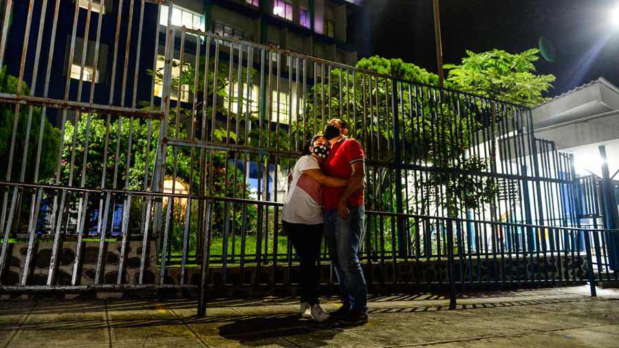 Así es una noche afuera del Hospital Bloom: La incertidumbre de un ...