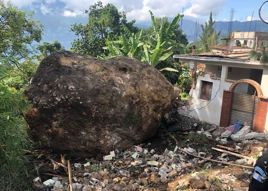 Deslizamiento de inmensa roca mata a bebé de 8 meses y su familia en ...