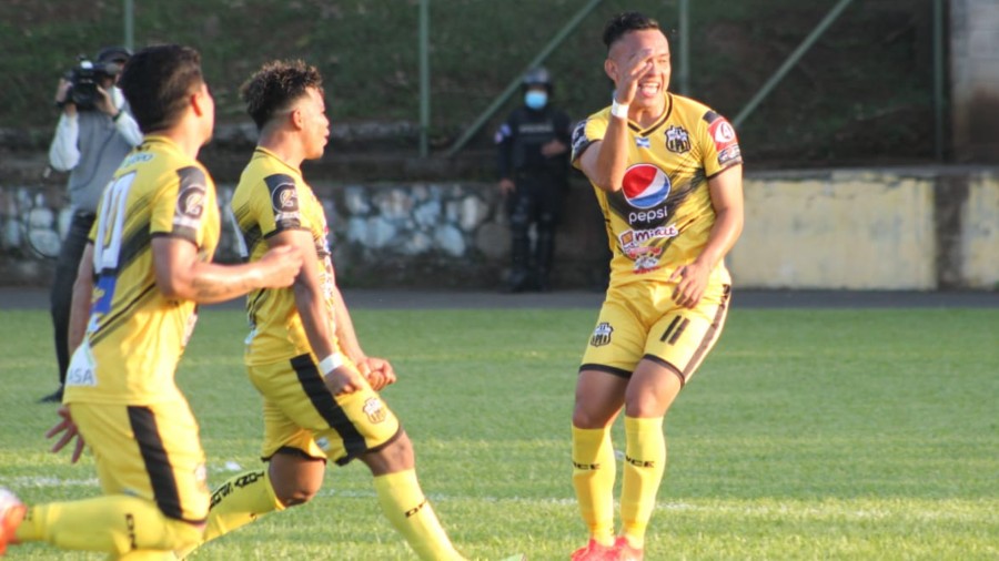 El tanque del 11 Deportivo derribó la racha de Kevin Carabantes y goleó ...