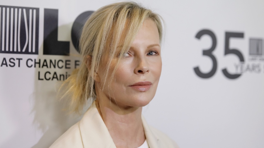 VIDEO: Kim Basinger vuelve a sus orígenes como modelo 50 años después ...
