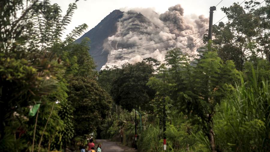 VIDEO: Las impresionantes imágenes de la erupción del volcán Merapi en ...