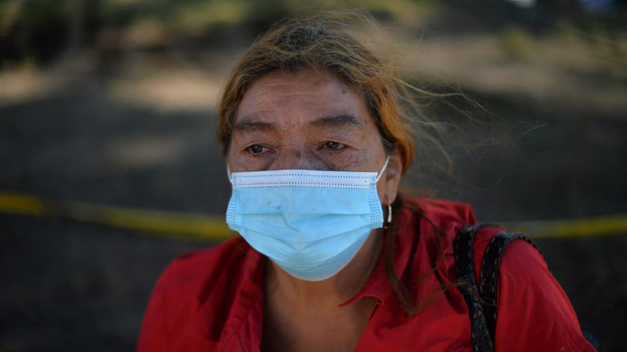 Irma Vásquez recorre las calles de San Salvador en busca de un lugar ...