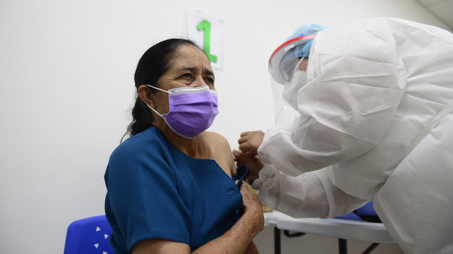 "No debemos obligar a los adultos mayores a vacunarse, sino darles más ...