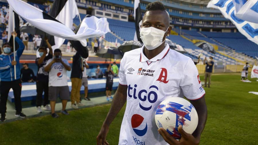 Con una fiesta blanca, el colombiano Duvier Riascos fue presentado como ...