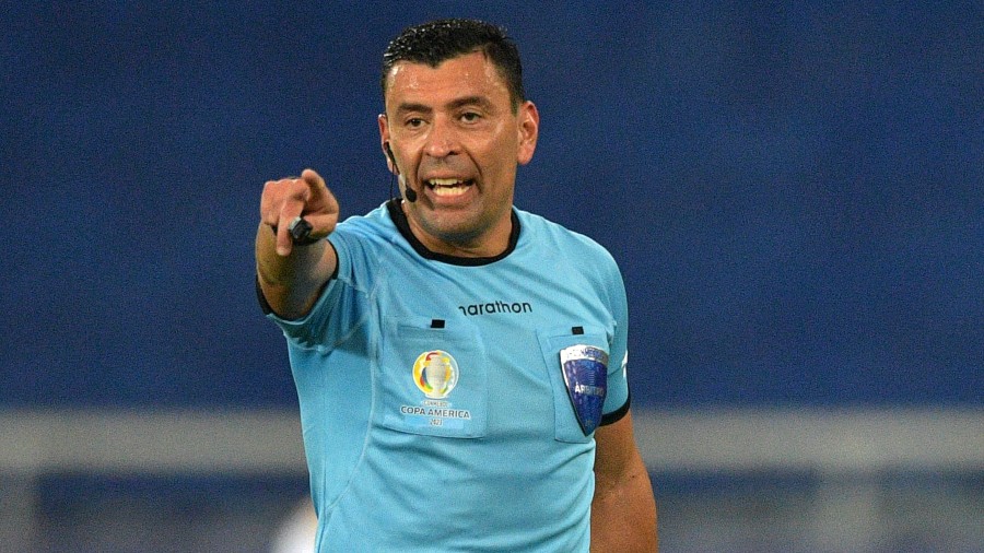Brasil y Perú critican la "arrogancia" del arbitro chileno Roberto ...