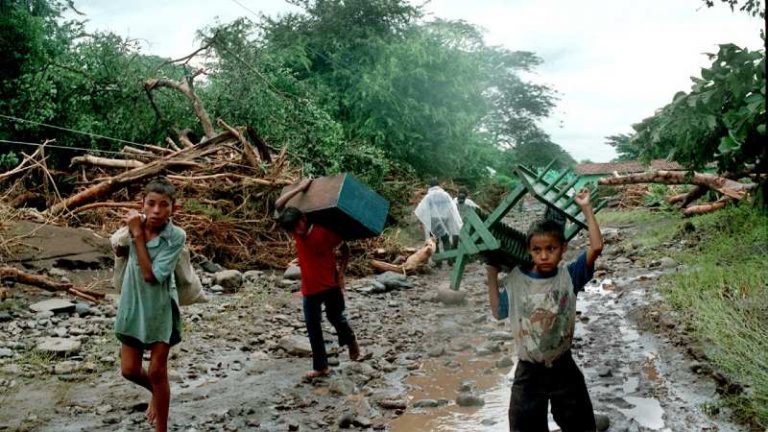 Impactantes imágenes del paso del huracán Mitch por El Salvador hace 25 ...
