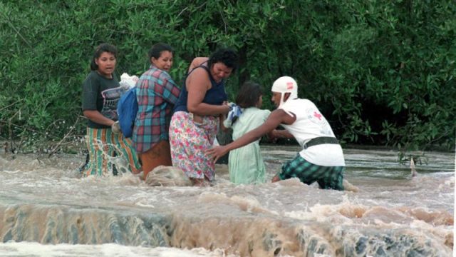 Impactantes imágenes del paso del huracán Mitch por El Salvador hace 25 ...