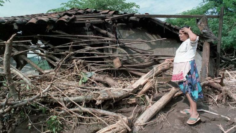 Impactantes imágenes del paso del huracán Mitch por El Salvador hace 25 ...