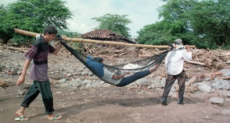 Impactantes imágenes del paso del huracán Mitch por El Salvador hace 25 ...