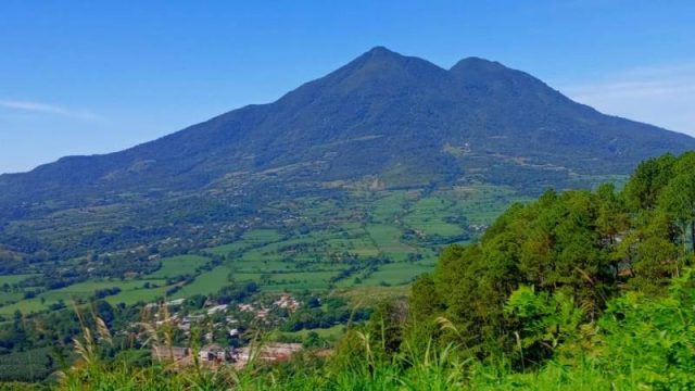 Expertos vigilan emanación de gas en volcán de San Vicente - Noticias ...