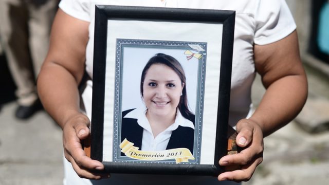 Familiares sepultan a pareja asesinada en bulevar Monseñor Romero ...