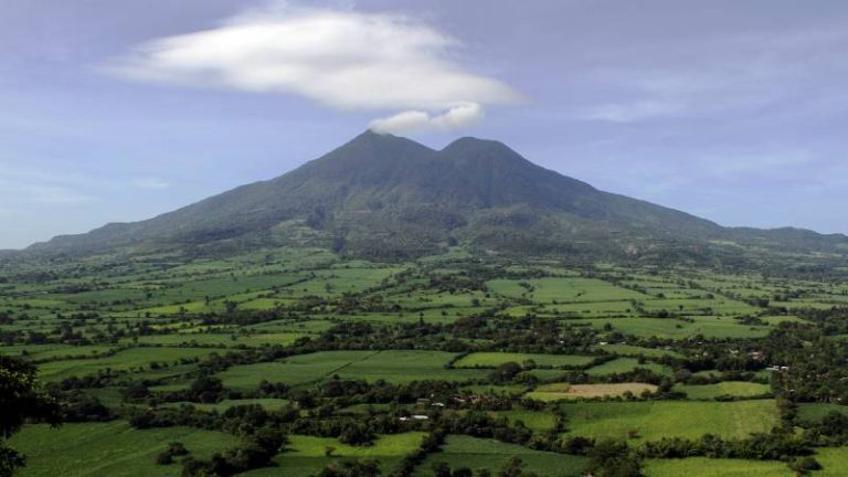 Científicos de la UES realizan inspecciones en el volcán Chinchontepec