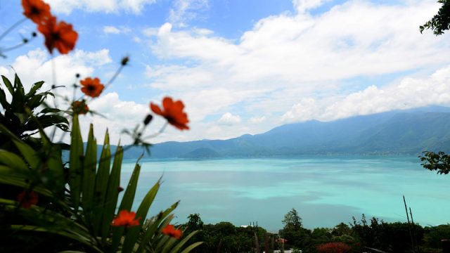 "¡Maravilloso!" Llamativo tono turquesa cubre el agua del lago de ...