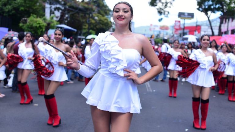 "¡Qué guapas!" Así se lucieron las cachiporristas en el Desfile del Correo - Noticias de El Salvador