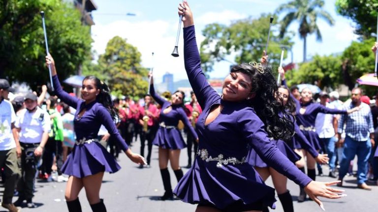 "¡Qué guapas!" Así se lucieron las cachiporristas en el Desfile del Correo - Noticias de El Salvador