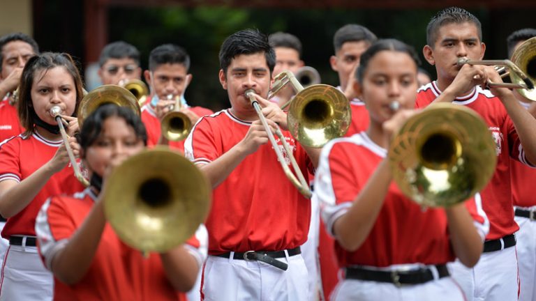 Cachiporristas del INFRAMEN e INTI listas para el desfile del 15 de ...