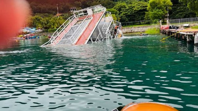 Imágenes del "party boat" casi hundido en el lago de Coatepeque ...