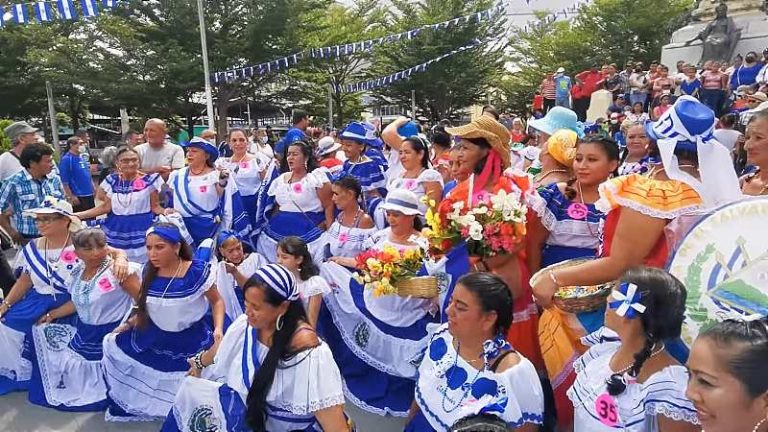 VIDEO: Bailarinas del parque Libertad lucieron hermosas con trajes ...