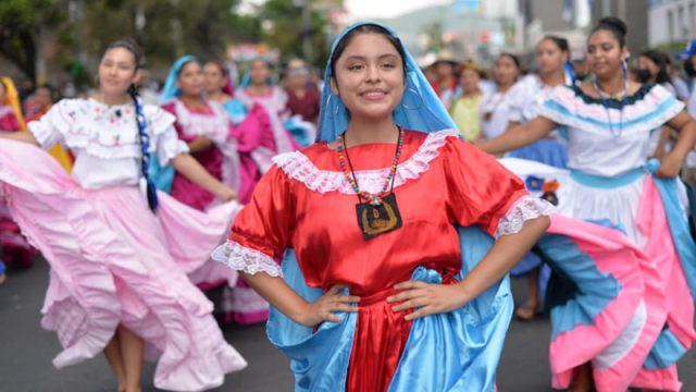 FOTOS: Así se lucieron los centros escolares en el desfile estudiantil ...
