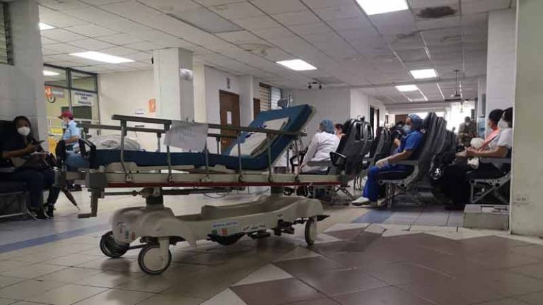 ISSS: Muchas filas y largas esperas para ser atendido
