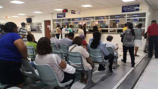 ISSS: Muchas filas y largas esperas para ser atendido - Noticias de El ...