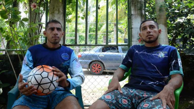 Frank Velásquez y su hermano Homer comparten la pasión por el fútbol playa