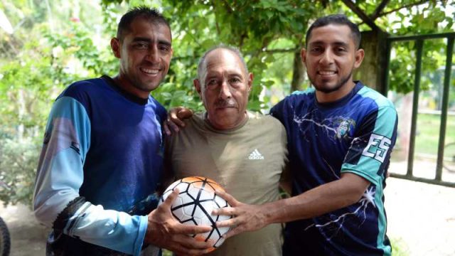 Frank Velásquez y su hermano Homer comparten la pasión por el fútbol playa