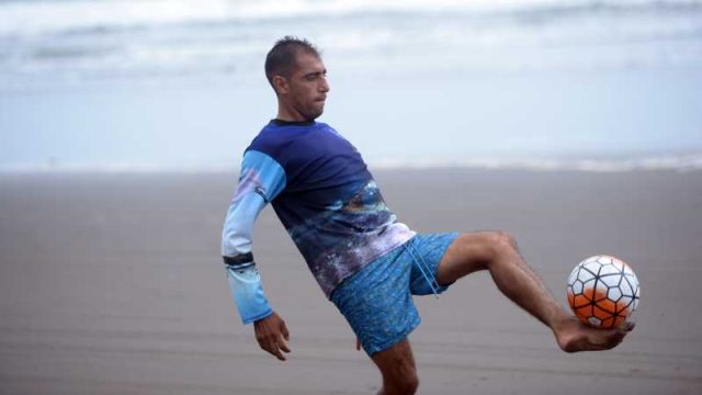 Frank Velásquez y su hermano Homer comparten la pasión por el fútbol playa