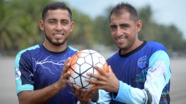 Frank Velásquez y su hermano Homer comparten la pasión por el fútbol playa