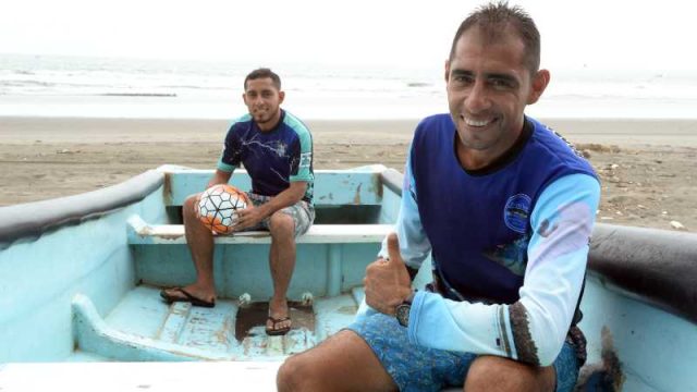 Frank Velásquez y su hermano Homer comparten la pasión por el fútbol playa