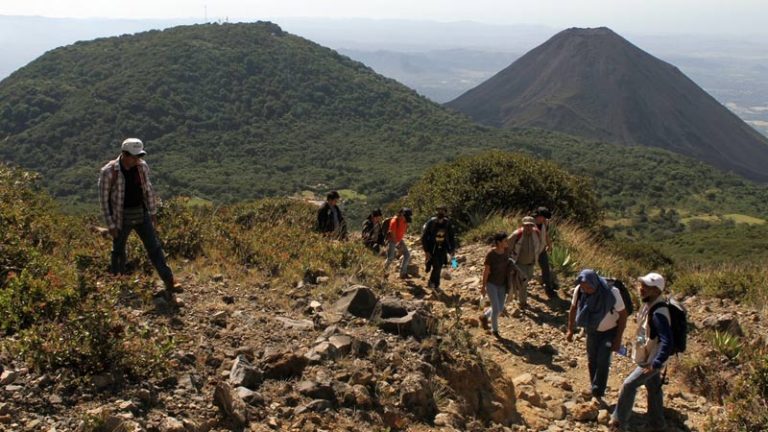 Vulcanólogos de la UES toman el pulso a volcán de Ilamatepec - Noticias ...