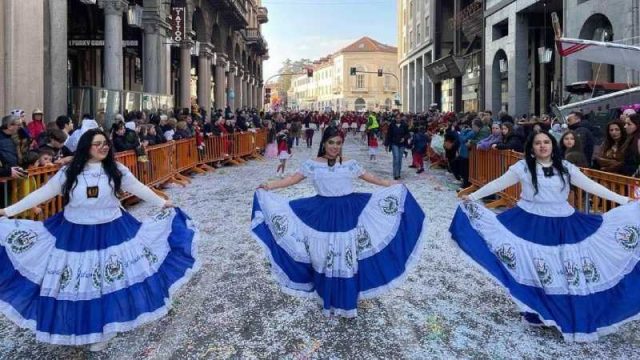 Cachiporristas salvadoreñas participan en carnaval en Italia - Noticias de El Salvador