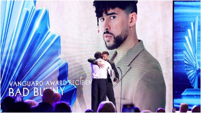 Bad Bunny recibe premio Vanguardia de manos de Ricky Martin - Noticias ...