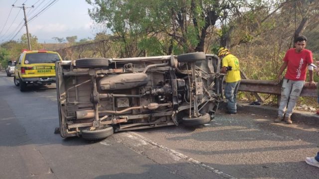 Conductor de panelito volcó en la carretera de Oro