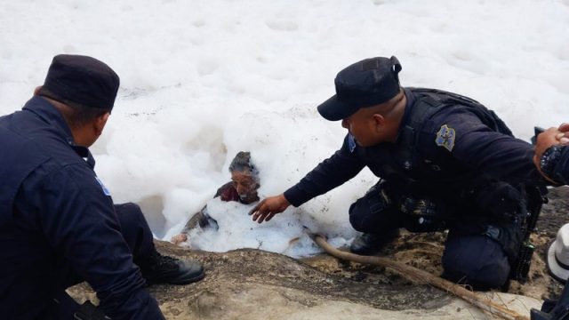 "Fuera de peligro": rescatan a hombre que cayó al río Tomayate ...